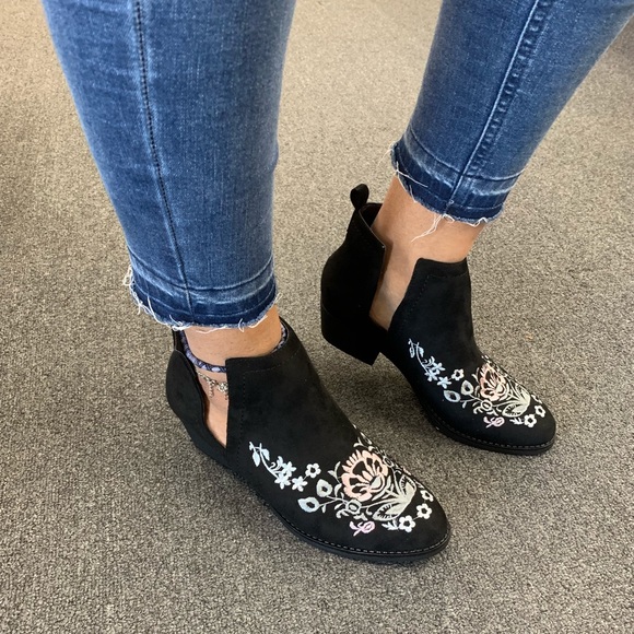 Shoeroom21 boutique | Shoes | Sale Ladies Little Booties With Flowers ...